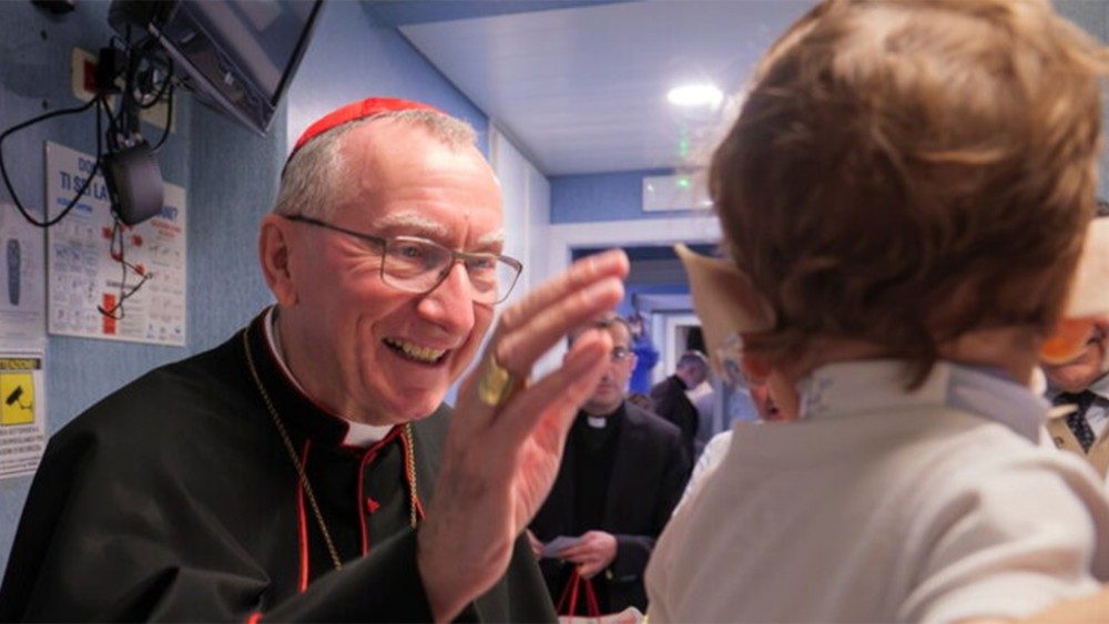 El “Hospital de la Navidad”: El Cardenal Parolin abraza a los niños del ...
